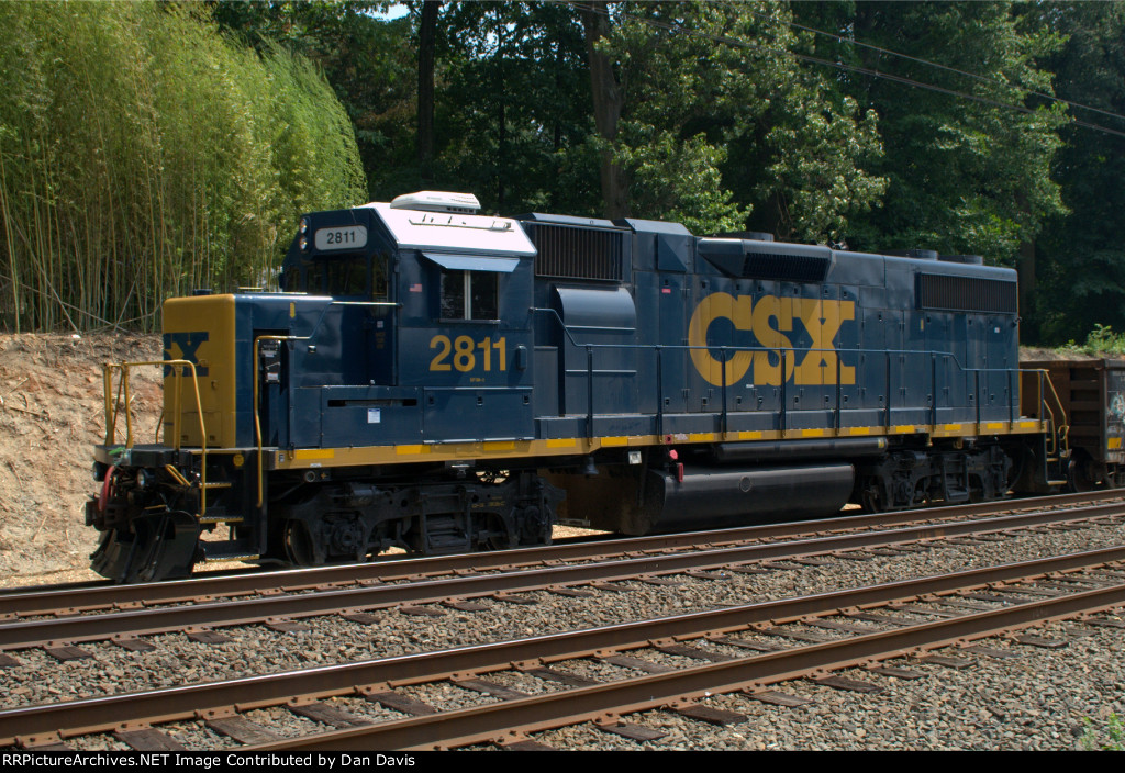 CSX GP38-2 2811 in YN3 on the back of C770-25